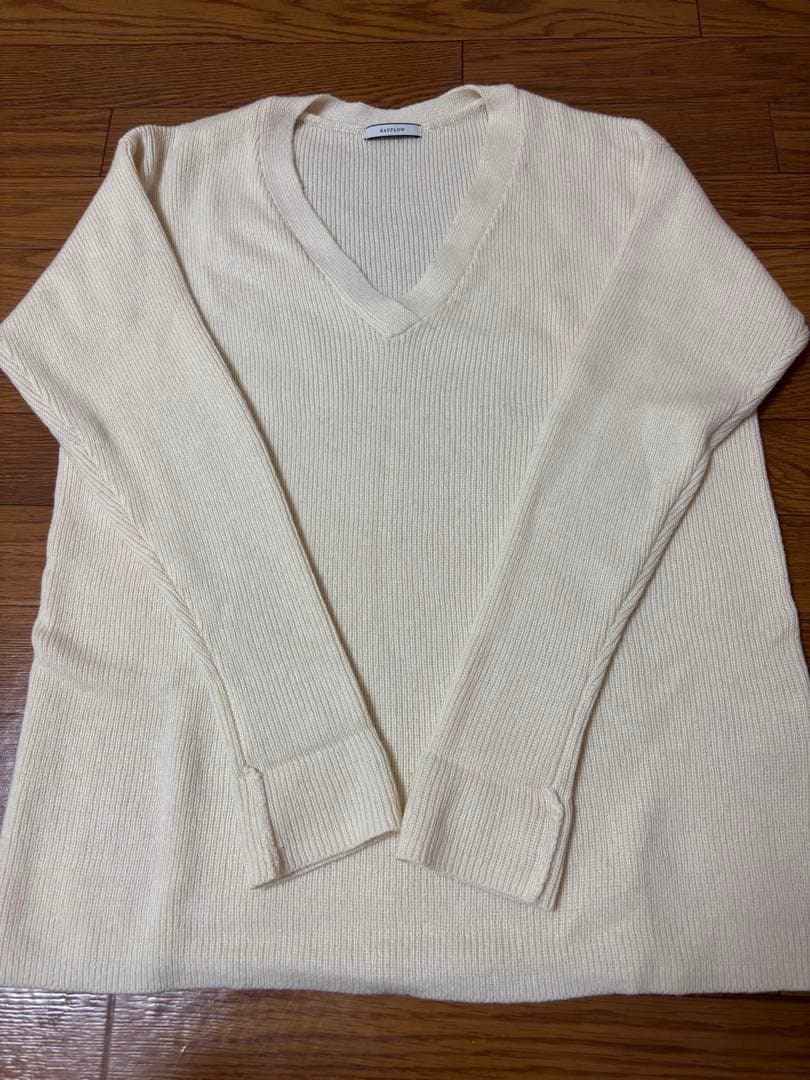 BAYFLOW Vネックセーター Mサイズ オフホワイト - メルカリ