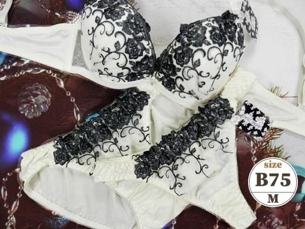 PP09 B75/M ブラ＆フルバック・Tバックショーツセット クリーム by メルカリ