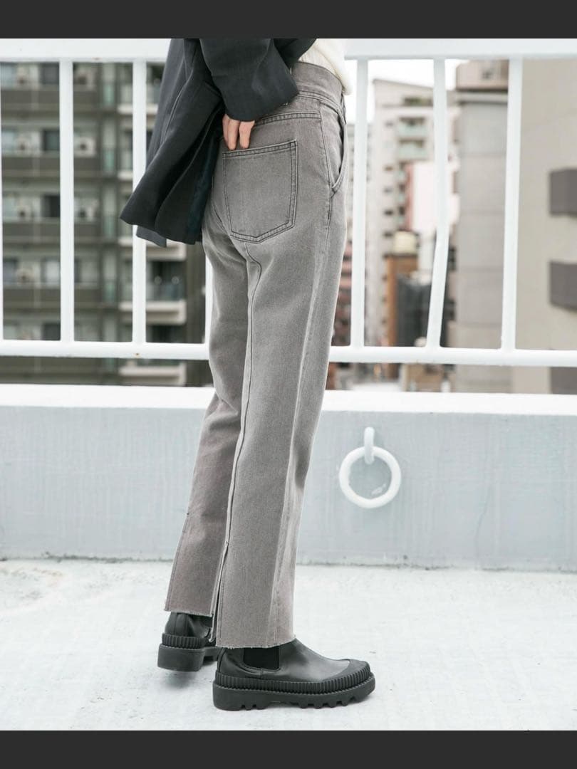 セール！KBF BACKスリットストレートデニム グレー - メルカリ