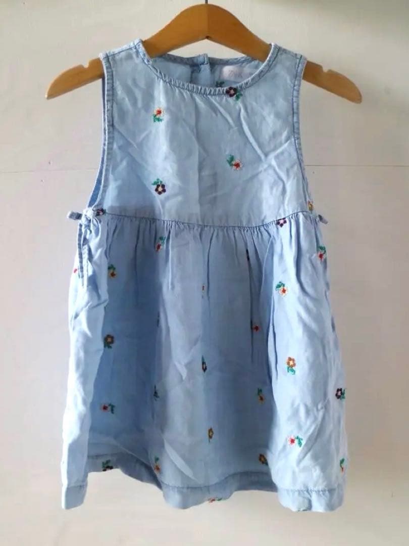 ZARA kidsライトブルーデニム 刺繍 ノースリーブ ワンピース 92cm - メルカリ