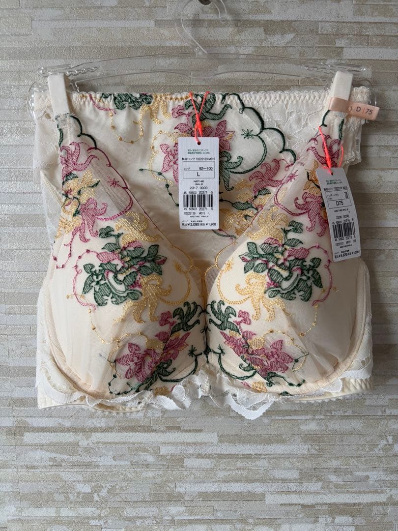 D75L」トリンプ アモスタイル×マナミサクライ夢みるブラDeepVブラショーツ - メルカリ