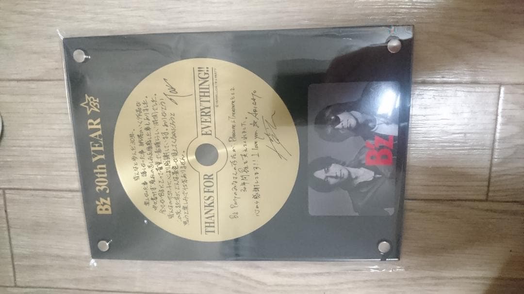 B'z 30周年 記念盾 ゴールドディスク ファンクラブ限定品 by メルカリ