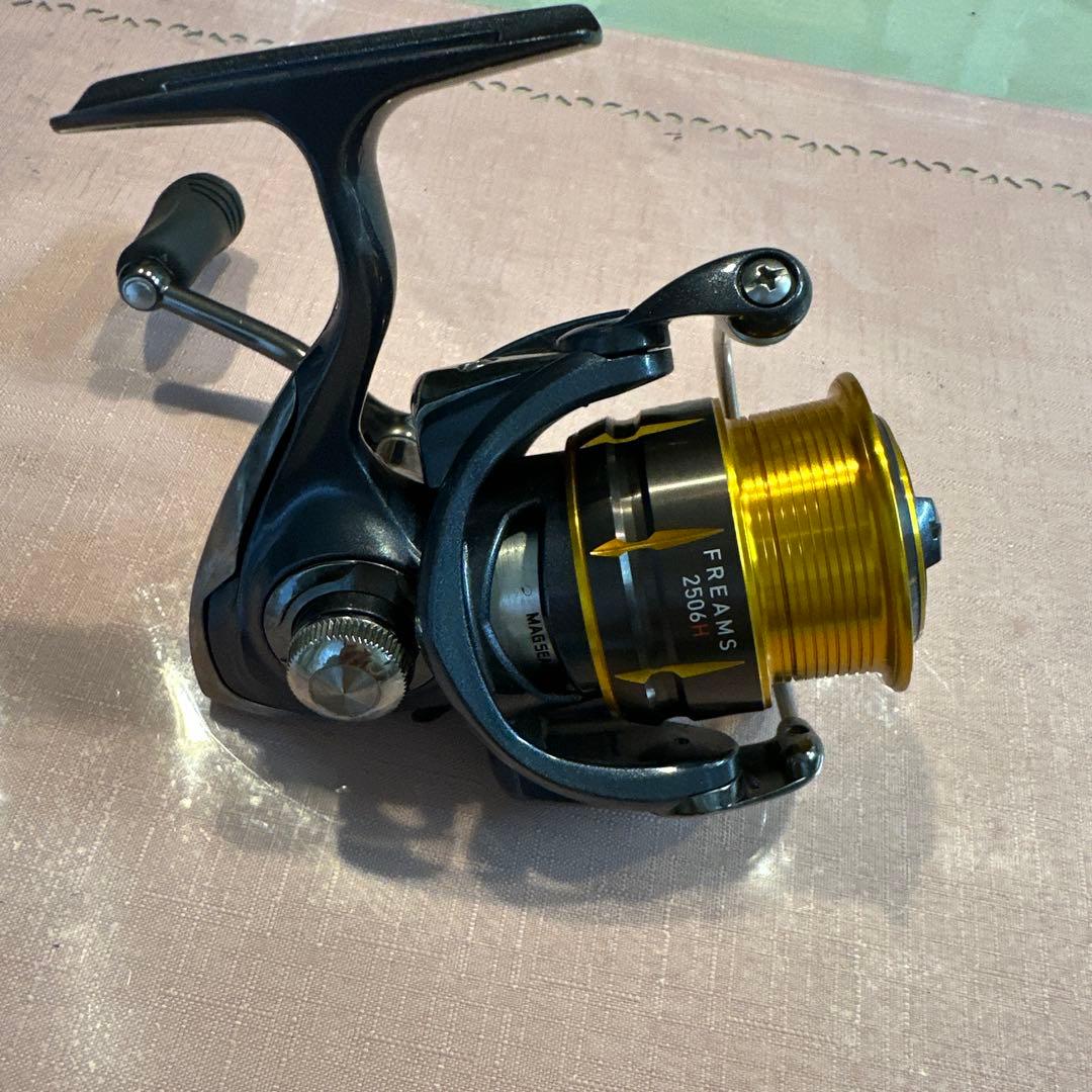 Daiwa FREAMS 2506H スピニングリール - メルカリ